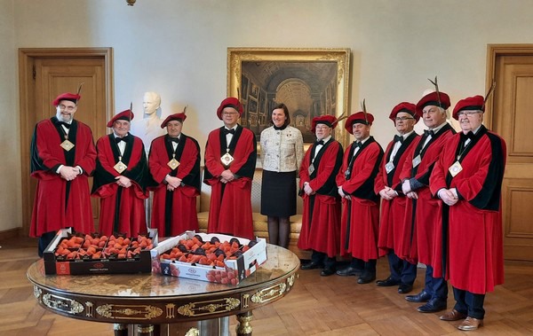Belgian King Philippe gets first Hoogstraten strawberries