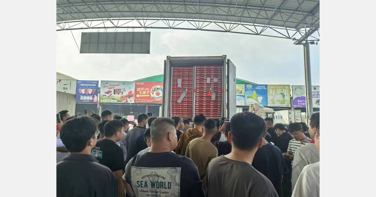 First "Cherry Express" of this season, the Cautín, arrived in Hong Kong