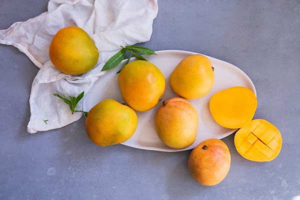 NT mangoes in full swing, but all eyes are on the sky