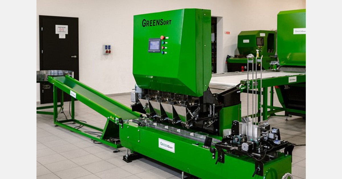 Blueberry sorting machine “Green Sort” uses AI for classification