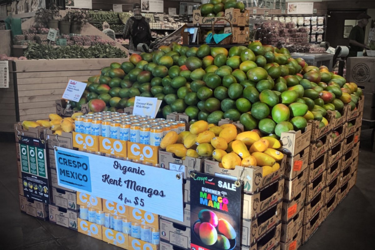 Focusing on vibrant mango displays