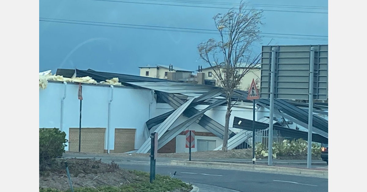 Gale force winds “sounding like aeroplanes flying over” batter the Cape