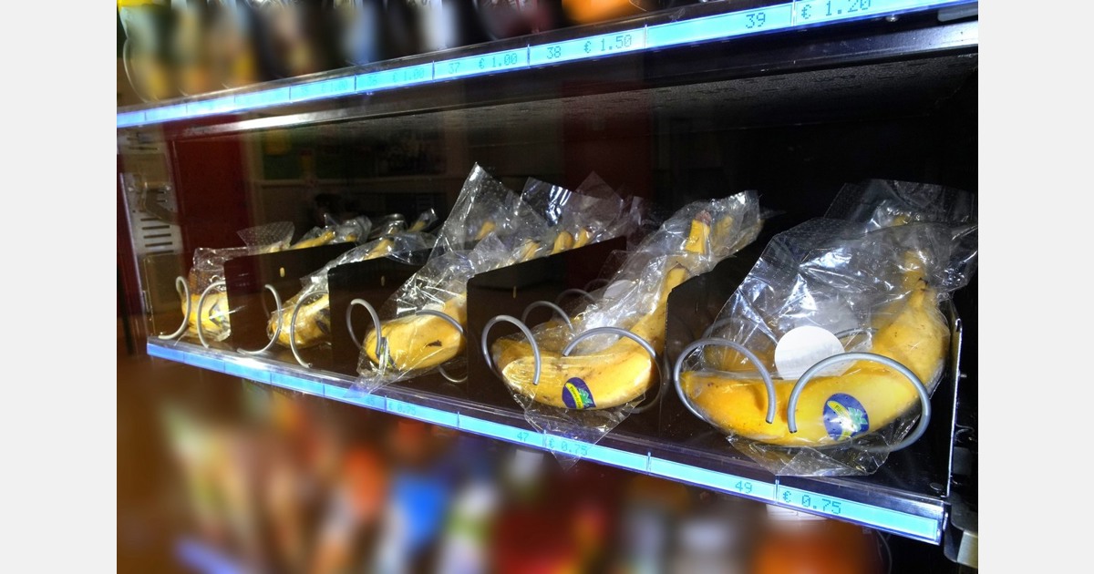 Plátano de Canarias to sell bananas in school vending machines