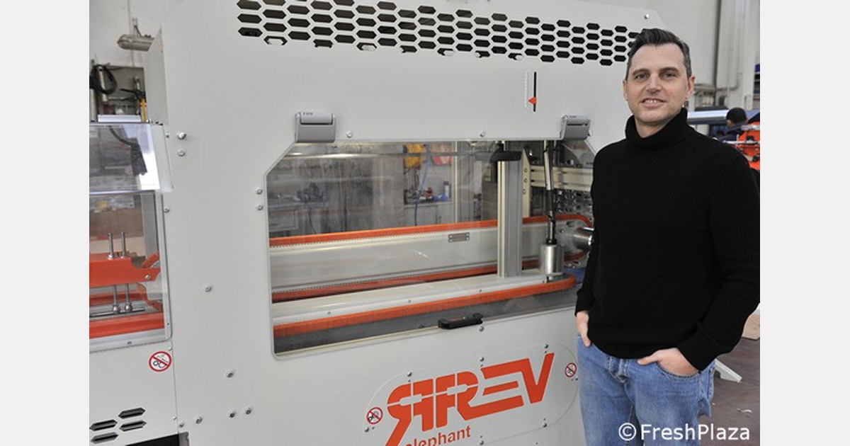 Fast and versatile cardboard tray closing machine