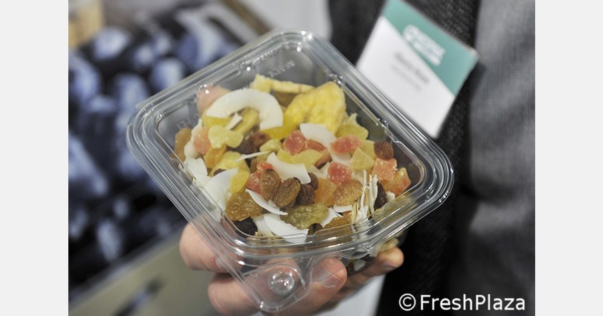 Reclosable and sealed freshness-saving packaging with tamper-evident ...