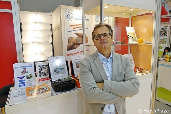 Measuring flesh firmness has never been easier for cherries and blueberries