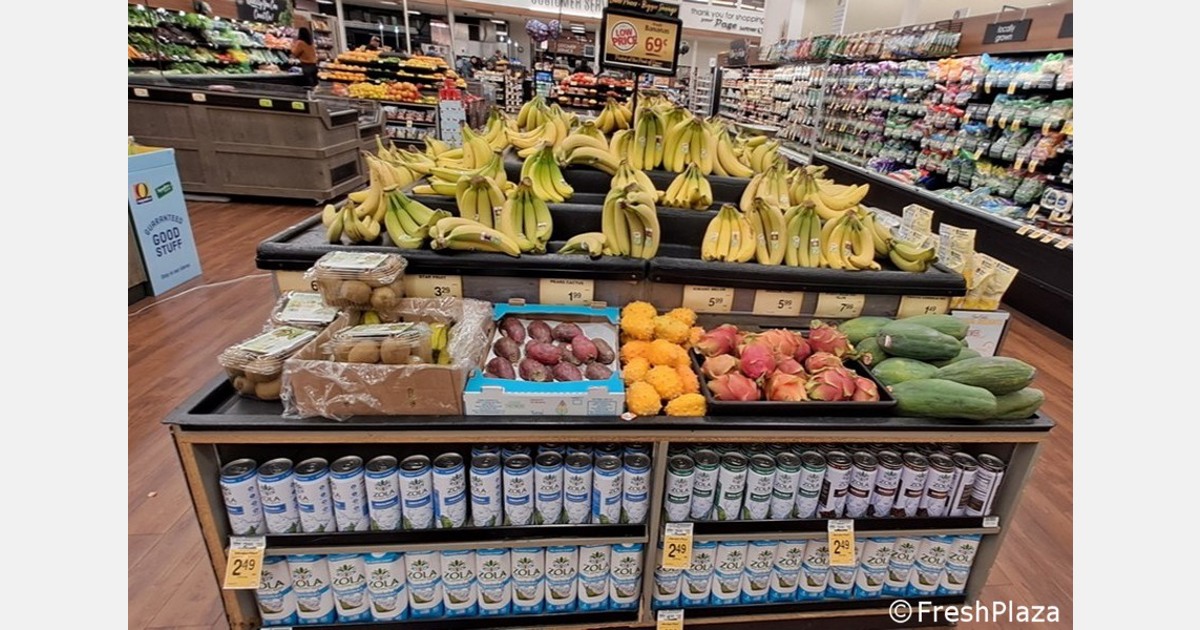 How is fresh produce displayed in US stores?