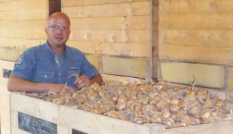 Wouter van der Beek puts optical onion sorting line into use